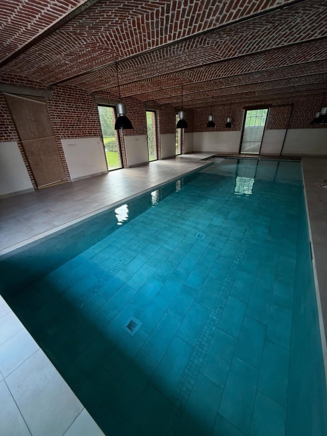 Piscine intérieure : conception & installation avec Piscines Hydrosud